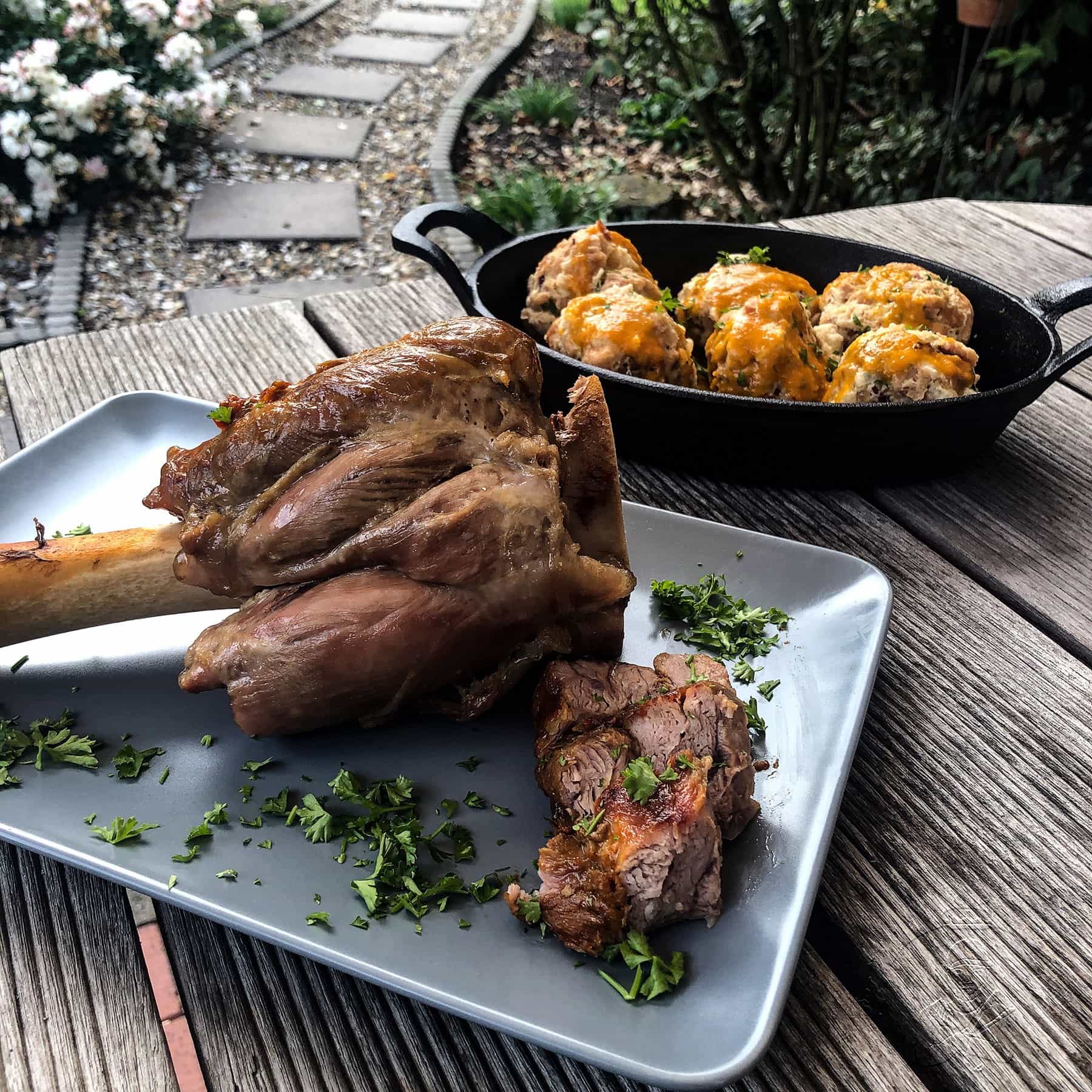 Dutch Oven Kalbshaxe mit Semmelknödel | GG-Grillen.de